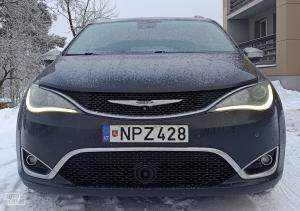Black Chrysler Pacifica 2017 in Druskininkai, with an engine capacity of 3.60 L and mileage of 129 thousand km for 19000 €, photo 5 on AUTOMOTO.COM.LV