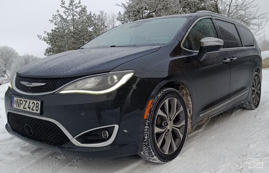 Black Chrysler Pacifica 2017 in Druskininkai, with an engine capacity of 3.60 L and mileage of 129 thousand km for 19000 €, photo 6 on AUTOMOTO.COM.LV