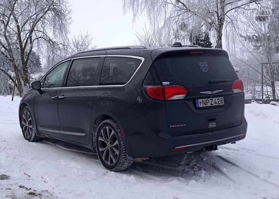 Black Chrysler Pacifica 2017 in Druskininkai, with an engine capacity of 3.60 L and mileage of 129 thousand km for 19000 €, photo 7 on AUTOMOTO.COM.LV