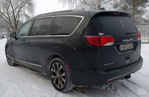 Black Chrysler Pacifica 2017 in Druskininkai, with an engine capacity of 3.60 L and mileage of 129 thousand km for 19000 €, photo 9 on AUTOMOTO.COM.LV