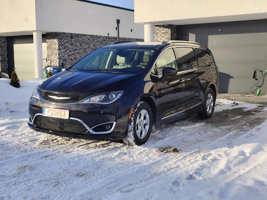 Black Chrysler Pacifica 2017 in Kaunas, with an engine capacity of 3.61 L and mileage of 156 thousand km for 14800 €, photo 1 on AUTOMOTO.COM.LV