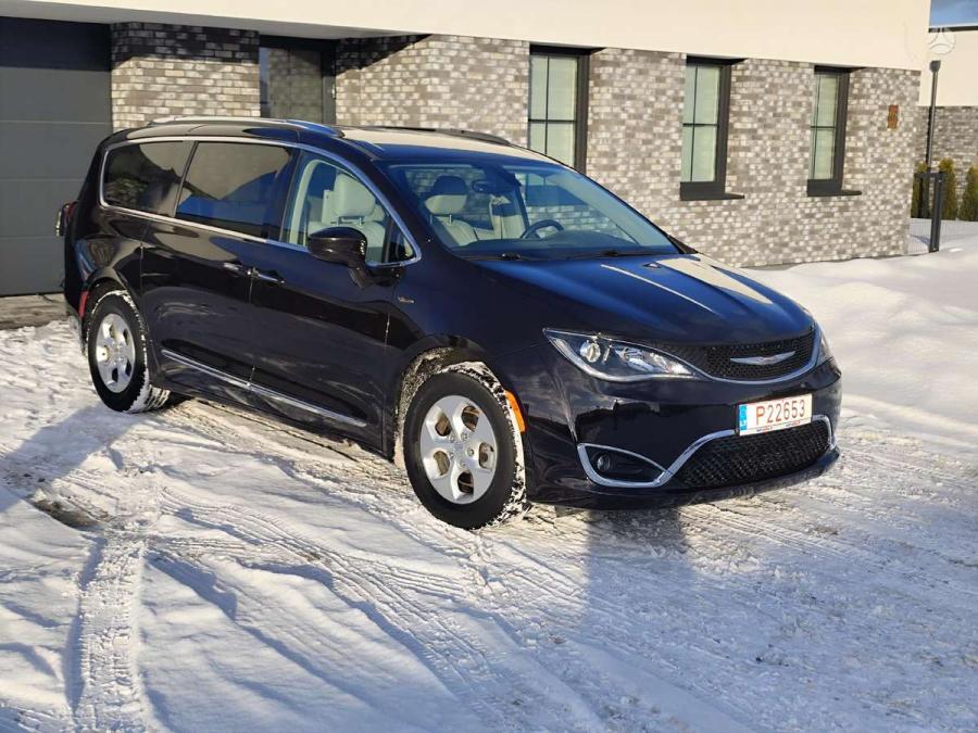 Black Chrysler Pacifica 2017 in Kaunas, with an engine capacity of 3.61 L and mileage of 156 thousand km for 14800 €, photo 2 on AUTOMOTO.COM.LV