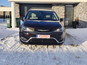 Black Chrysler Pacifica 2017 in Kaunas, with an engine capacity of 3.61 L and mileage of 156 thousand km for 14800 €, photo 3 on AUTOMOTO.COM.LV