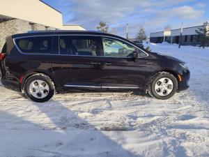 Black Chrysler Pacifica 2017 in Kaunas, with an engine capacity of 3.61 L and mileage of 156 thousand km for 14800 €, photo 4 on AUTOMOTO.COM.LV