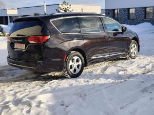 Black Chrysler Pacifica 2017 in Kaunas, with an engine capacity of 3.61 L and mileage of 156 thousand km for 14800 €, photo 5 on AUTOMOTO.COM.LV