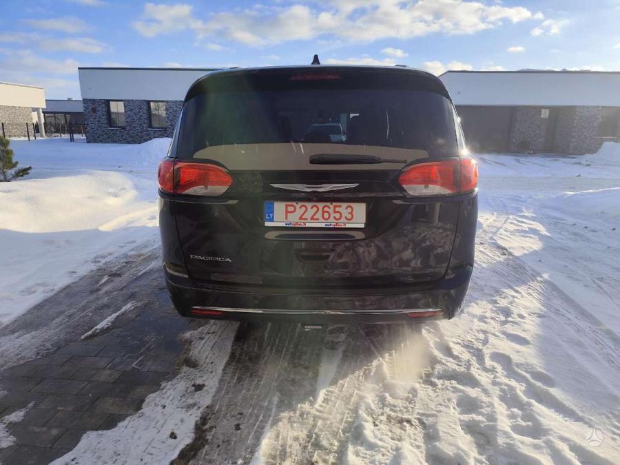Black Chrysler Pacifica 2017 in Kaunas, with an engine capacity of 3.61 L and mileage of 156 thousand km for 14800 €, photo 6 on AUTOMOTO.COM.LV
