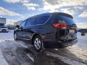 Black Chrysler Pacifica 2017 in Kaunas, with an engine capacity of 3.61 L and mileage of 156 thousand km for 14800 €, photo 7 on AUTOMOTO.COM.LV