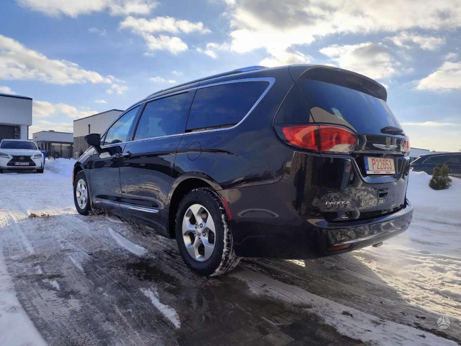Black Chrysler Pacifica 2017 in Kaunas, with an engine capacity of 3.61 L and mileage of 156 thousand km for 14800 €, photo 7 on AUTOMOTO.COM.LV