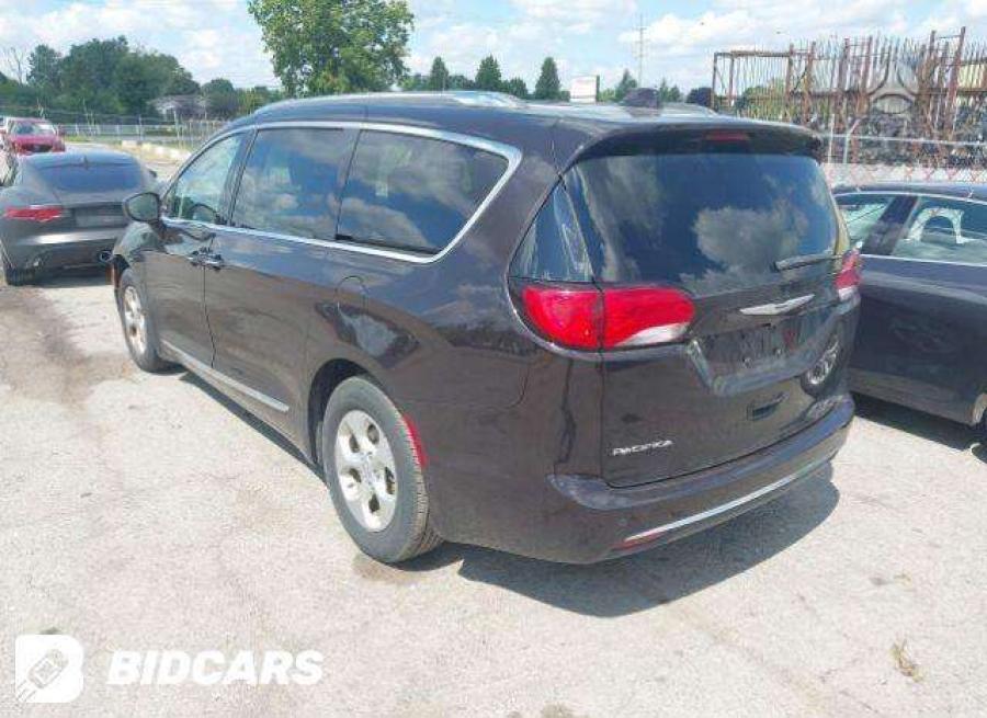 Black Chrysler Pacifica 2017 in Kaunas, with an engine capacity of 3.61 L and mileage of 156 thousand km for 14800 €, photo 20 on AUTOMOTO.COM.LV