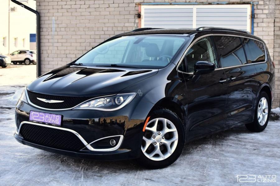 Black Chrysler Pacifica 2017 in Kretinga, with an engine capacity of 3.60 L and mileage of 158 thousand km for 16500 €, photo 1 on AUTOMOTO.COM.LV
