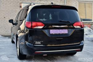 Black Chrysler Pacifica 2017 in Kretinga, with an engine capacity of 3.60 L and mileage of 158 thousand km for 16500 €, photo 6 on AUTOMOTO.COM.LV