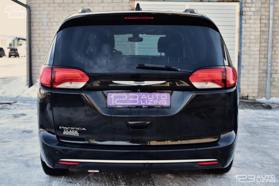 Black Chrysler Pacifica 2017 in Kretinga, with an engine capacity of 3.60 L and mileage of 158 thousand km for 16500 €, photo 7 on AUTOMOTO.COM.LV