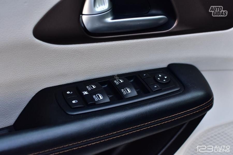 Black Chrysler Pacifica 2017 in Kretinga, with an engine capacity of 3.60 L and mileage of 158 thousand km for 16500 €, photo 11 on AUTOMOTO.COM.LV