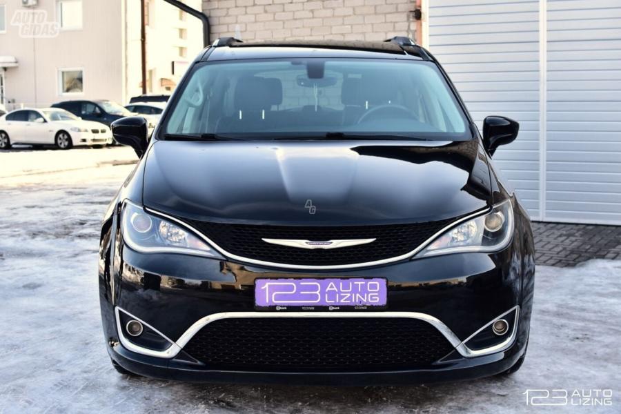 Melns Chrysler Pacifica 2017 Kretinga, ar dzinēja tilpumu 3.60 L un nobraukumu 158 tūkst. km par 16000 €, foto 2 vietnē AUTOMOTO.COM.LV
