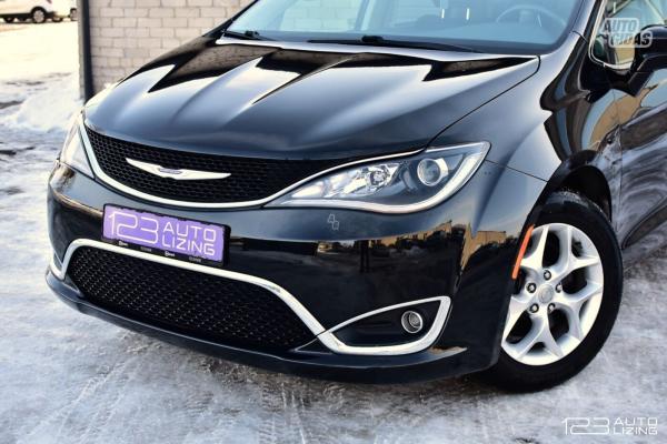 Melns Chrysler Pacifica 2017 Kretinga, ar dzinēja tilpumu 3.60 L un nobraukumu 158 tūkst. km par 16000 €, foto 3 vietnē AUTOMOTO.COM.LV