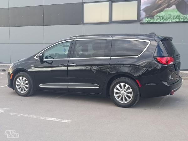 Black Chrysler Pacifica 2017 in Silute, with an engine capacity of 3.60 L and mileage of 199 thousand km for 14300 €, photo 4 on AUTOMOTO.COM.LV