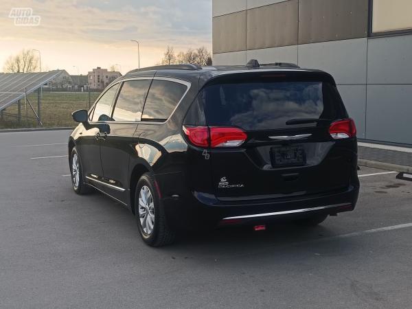 Black Chrysler Pacifica 2017 in Silute, with an engine capacity of 3.60 L and mileage of 199 thousand km for 14300 €, photo 6 on AUTOMOTO.COM.LV
