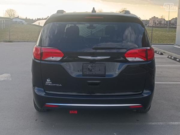 Black Chrysler Pacifica 2017 in Silute, with an engine capacity of 3.60 L and mileage of 199 thousand km for 14300 €, photo 7 on AUTOMOTO.COM.LV