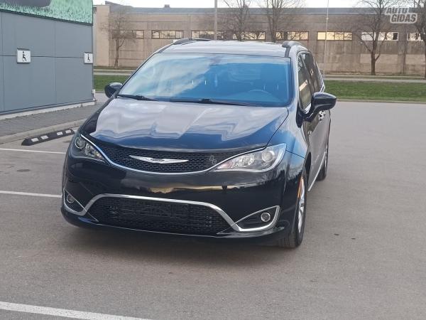 Black Chrysler Pacifica 2017 in Silute, with an engine capacity of 3.60 L and mileage of 199 thousand km for 14300 €, photo 8 on AUTOMOTO.COM.LV