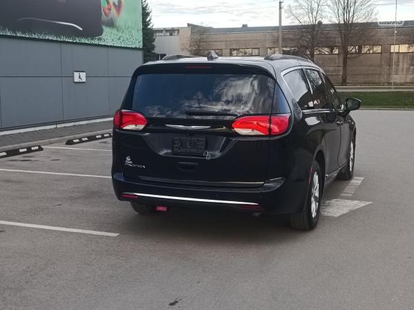Black Chrysler Pacifica 2017 in Silute, with an engine capacity of 3.60 L and mileage of 199 thousand km for 14300 €, photo 9 on AUTOMOTO.COM.LV