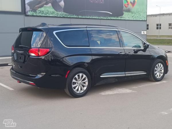 Black Chrysler Pacifica 2017 in Silute, with an engine capacity of 3.60 L and mileage of 199 thousand km for 14300 €, photo 10 on AUTOMOTO.COM.LV