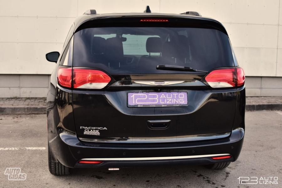 Black Chrysler Pacifica 2017 in Kretinga, with an engine capacity of 3.60 L and mileage of 158 thousand km for 15999 €, photo 8 on AUTOMOTO.COM.LV