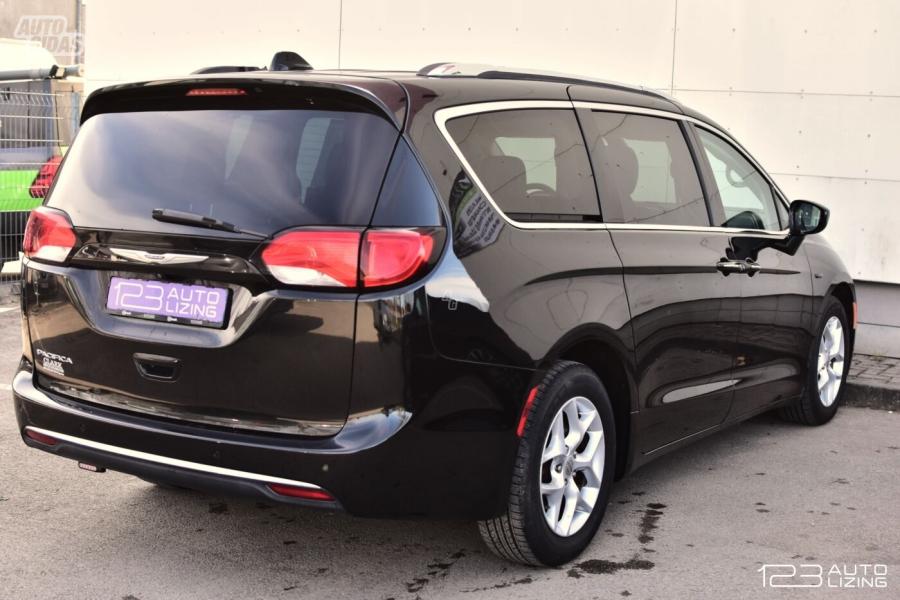 Black Chrysler Pacifica 2017 in Kretinga, with an engine capacity of 3.60 L and mileage of 158 thousand km for 15999 €, photo 10 on AUTOMOTO.COM.LV