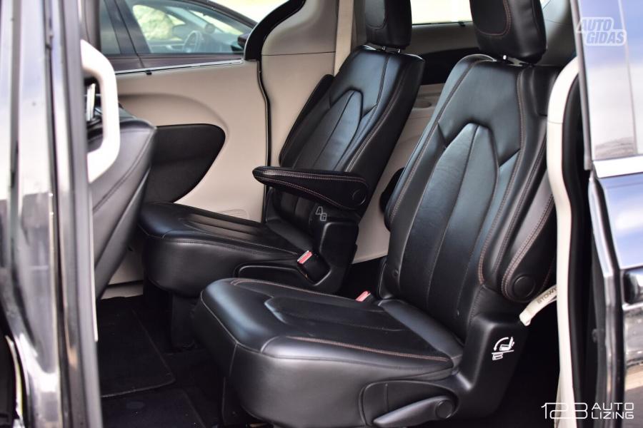 Black Chrysler Pacifica 2017 in Kretinga, with an engine capacity of 3.60 L and mileage of 158 thousand km for 15999 €, photo 17 on AUTOMOTO.COM.LV