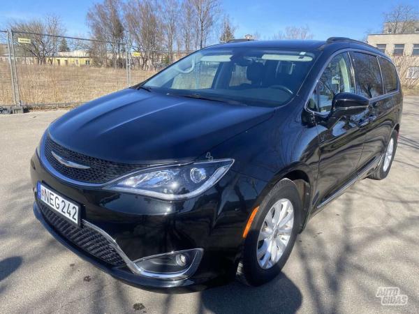 Melns Chrysler Pacifica 2017 Panevēža, ar dzinēja tilpumu 3.60 L un nobraukumu 202 tūkst. km par 13900 €, foto 1 vietnē AUTOMOTO.COM.LV