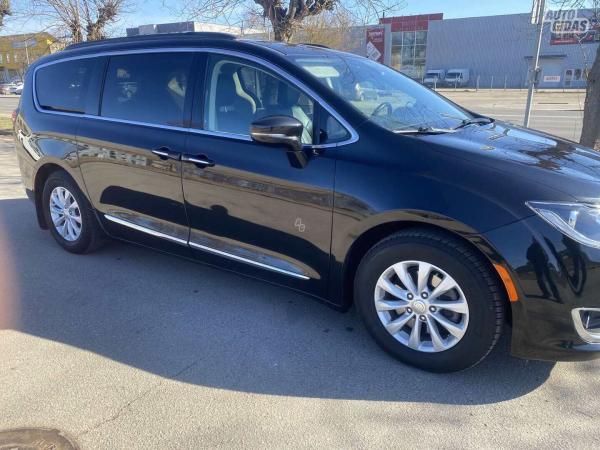 Melns Chrysler Pacifica 2017 Panevēža, ar dzinēja tilpumu 3.60 L un nobraukumu 202 tūkst. km par 13900 €, foto 2 vietnē AUTOMOTO.COM.LV
