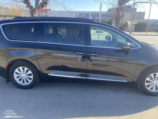 Melns Chrysler Pacifica 2017 Panevēža, ar dzinēja tilpumu 3.60 L un nobraukumu 202 tūkst. km par 13900 €, foto 3 vietnē AUTOMOTO.COM.LV