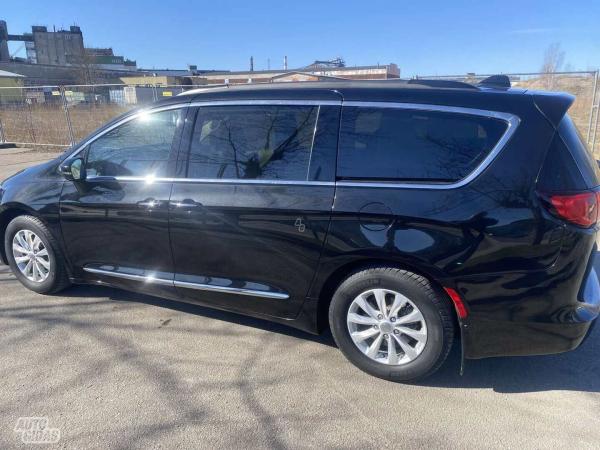 Melns Chrysler Pacifica 2017 Panevēža, ar dzinēja tilpumu 3.60 L un nobraukumu 202 tūkst. km par 13900 €, foto 4 vietnē AUTOMOTO.COM.LV