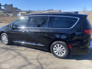 Black Chrysler Pacifica 2017 in Panevezys, with an engine capacity of 3.60 L and mileage of 202 thousand km for 13900 €, photo 5 on AUTOMOTO.COM.LV