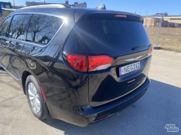 Melns Chrysler Pacifica 2017 Panevēža, ar dzinēja tilpumu 3.60 L un nobraukumu 202 tūkst. km par 13900 €, foto 5 vietnē AUTOMOTO.COM.LV