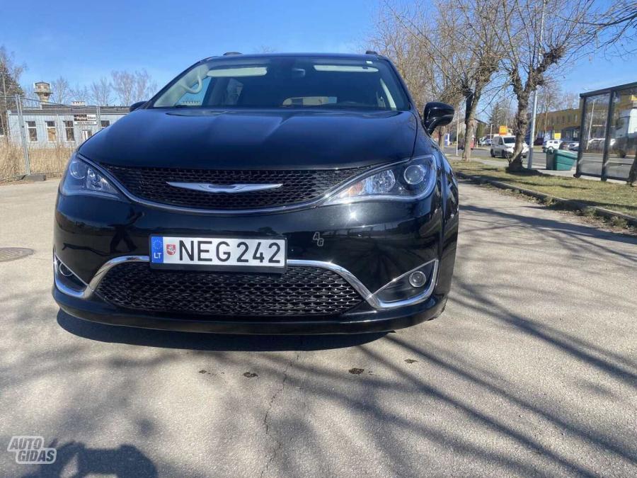 Black Chrysler Pacifica 2017 in Panevezys, with an engine capacity of 3.60 L and mileage of 202 thousand km for 13900 €, photo 7 on AUTOMOTO.COM.LV