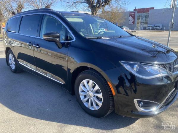 Melns Chrysler Pacifica 2017 Panevēža, ar dzinēja tilpumu 3.60 L un nobraukumu 202 tūkst. km par 13900 €, foto 7 vietnē AUTOMOTO.COM.LV