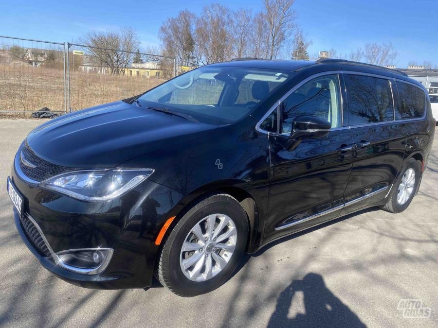 Black Chrysler Pacifica 2017 in Panevezys, with an engine capacity of 3.60 L and mileage of 202 thousand km for 13900 €, photo 9 on AUTOMOTO.COM.LV