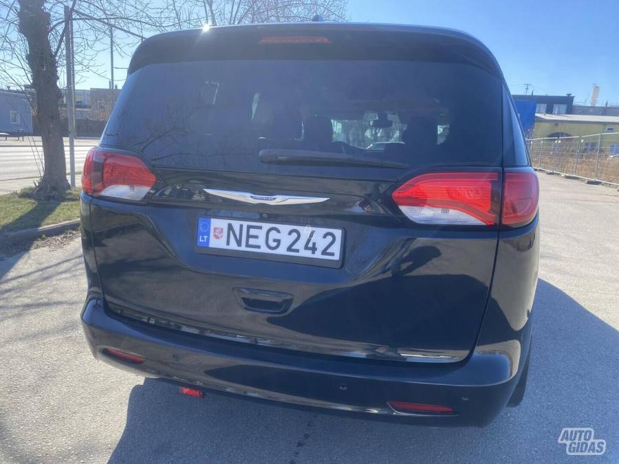 Black Chrysler Pacifica 2017 in Panevezys, with an engine capacity of 3.60 L and mileage of 202 thousand km for 13900 €, photo 10 on AUTOMOTO.COM.LV