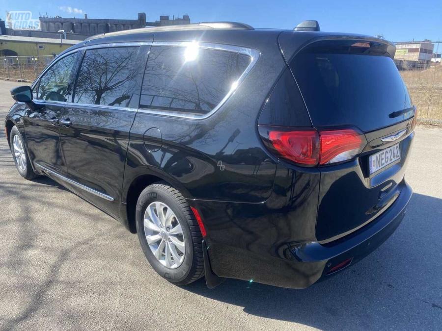 Black Chrysler Pacifica 2017 in Panevezys, with an engine capacity of 3.60 L and mileage of 202 thousand km for 13900 €, photo 12 on AUTOMOTO.COM.LV