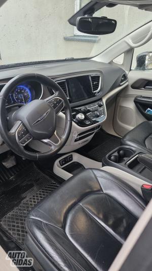 Black Chrysler Pacifica 2017 in Panevezys, with an engine capacity of 3.60 L and mileage of 202 thousand km for 13900 €, photo 14 on AUTOMOTO.COM.LV