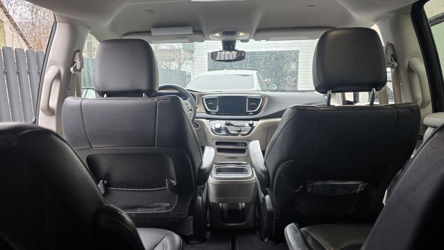Black Chrysler Pacifica 2017 in Panevezys, with an engine capacity of 3.60 L and mileage of 202 thousand km for 13900 €, photo 19 on AUTOMOTO.COM.LV