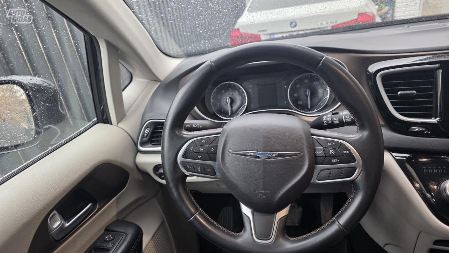 Black Chrysler Pacifica 2017 in Panevezys, with an engine capacity of 3.60 L and mileage of 202 thousand km for 13900 €, photo 22 on AUTOMOTO.COM.LV
