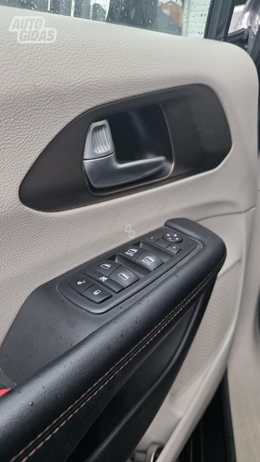 Black Chrysler Pacifica 2017 in Panevezys, with an engine capacity of 3.60 L and mileage of 202 thousand km for 13900 €, photo 23 on AUTOMOTO.COM.LV