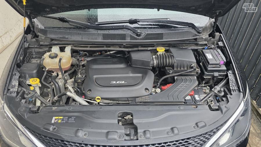 Black Chrysler Pacifica 2017 in Panevezys, with an engine capacity of 3.60 L and mileage of 202 thousand km for 13900 €, photo 28 on AUTOMOTO.COM.LV