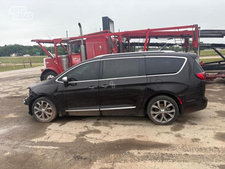 Black Chrysler Pacifica 2017 in Druskininkai, with an engine capacity of 3.60 L and mileage of 197 thousand km for 12000 €, photo 1 on AUTOMOTO.COM.LV