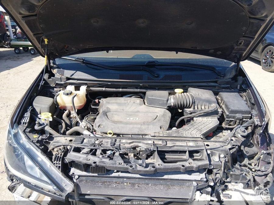 Black Chrysler Pacifica 2017 in Druskininkai, with an engine capacity of 3.60 L and mileage of 197 thousand km for 12000 €, photo 8 on AUTOMOTO.COM.LV