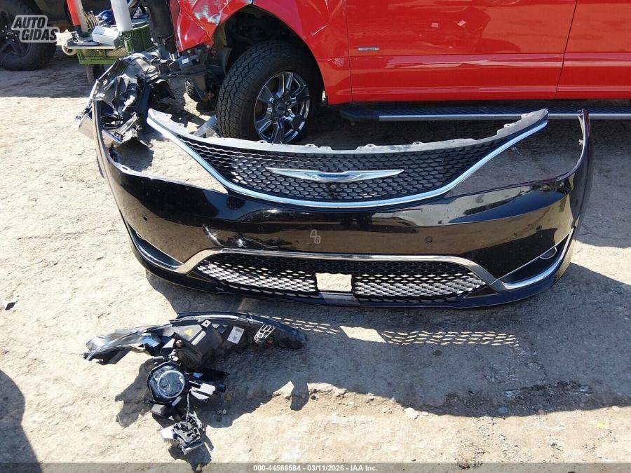 Black Chrysler Pacifica 2017 in Druskininkai, with an engine capacity of 3.60 L and mileage of 197 thousand km for 12000 €, photo 9 on AUTOMOTO.COM.LV