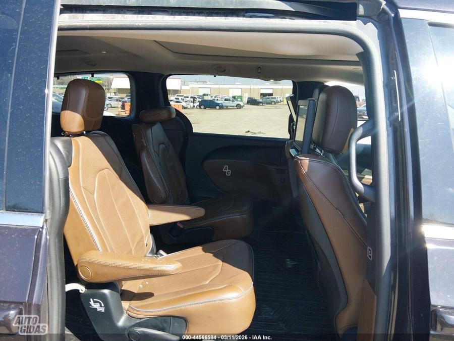 Black Chrysler Pacifica 2017 in Druskininkai, with an engine capacity of 3.60 L and mileage of 197 thousand km for 12000 €, photo 12 on AUTOMOTO.COM.LV