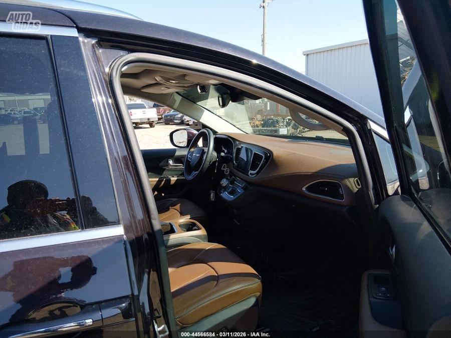 Black Chrysler Pacifica 2017 in Druskininkai, with an engine capacity of 3.60 L and mileage of 197 thousand km for 12000 €, photo 13 on AUTOMOTO.COM.LV