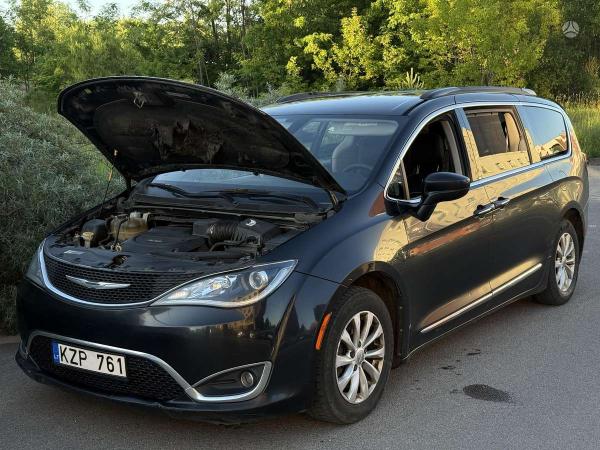 Melns Chrysler Pacifica 2017 Viļņa, ar dzinēja tilpumu 3.60 L un nobraukumu 340 tūkst. km par 6500 €, foto  vietnē AUTOMOTO.COM.LV